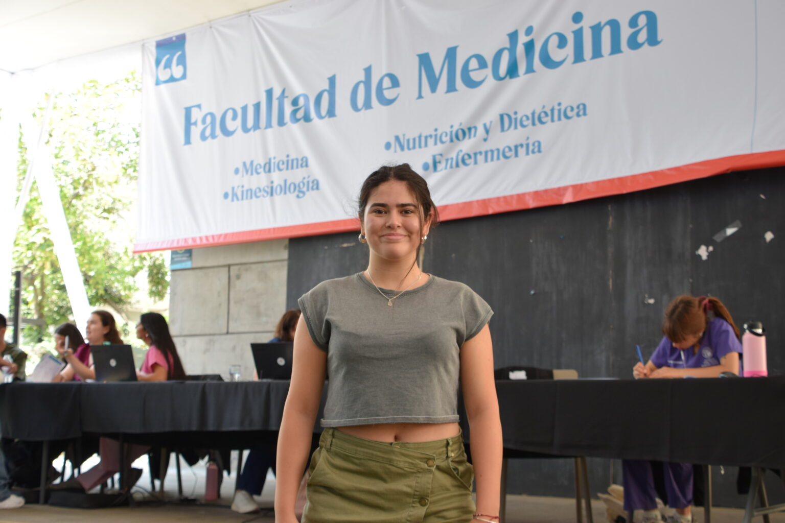 Estudiantes llegan hasta la Feria del Postulante Finis Terrae para ...