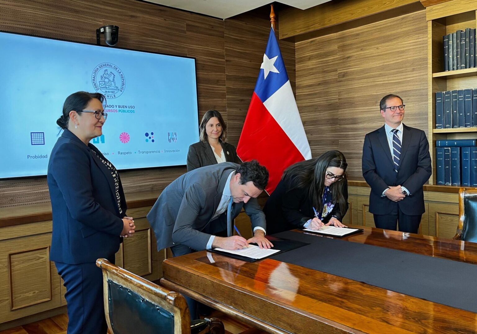Facultad de Derecho de la U. Finis Terrae y Contraloría General de la ...